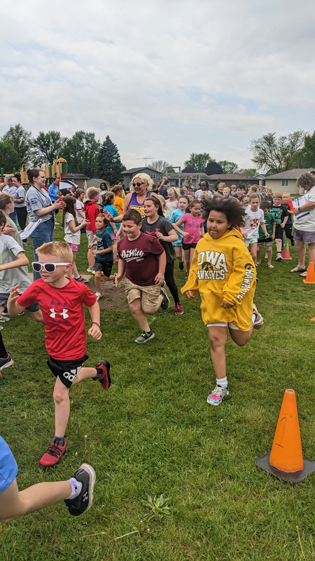 Ekstrand students are "Running for a Paws" | Central DeWitt School District